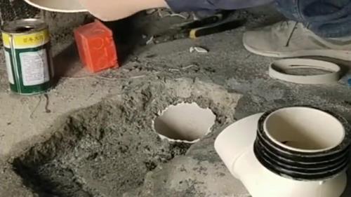 装修时下水道弯头的对接, 四川师傅操作教学,这手法绝对实用!