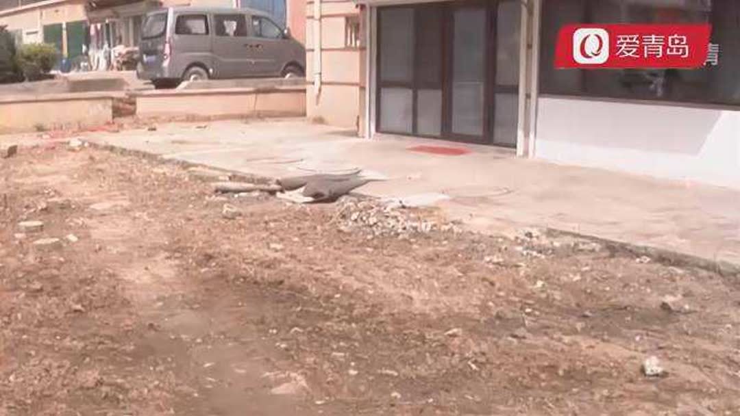 小区绿化带遭破坏,居民出行有隐患!居委会:施工方赶工期