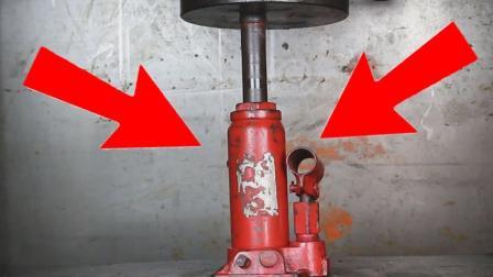 当液压机压千斤顶会发生什么? 强强对决, 画面全程高能!