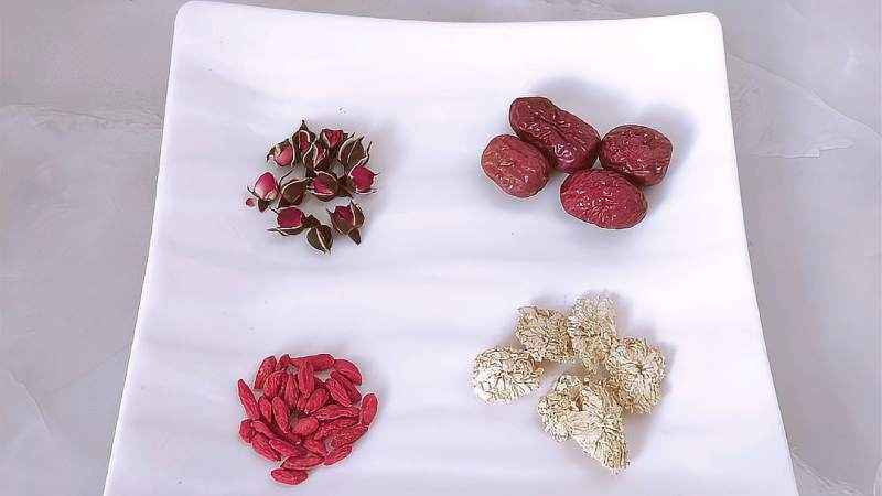 皮肤粗糙,常喝玫瑰煮茶,疏肝解郁,美容养颜,脸上红润又细腻