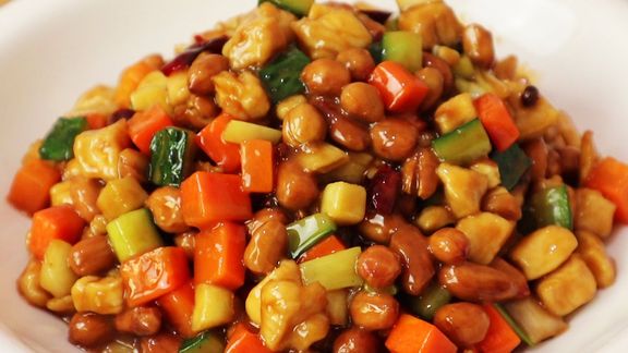 想吃宫保鸡丁不会做?教你家常版宫保鸡丁做法,味道不比饭店差