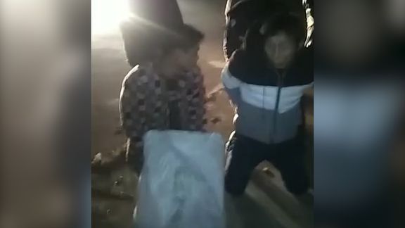 凌晨偷鸡偷腊肉两名男子被抓,当场下跪!