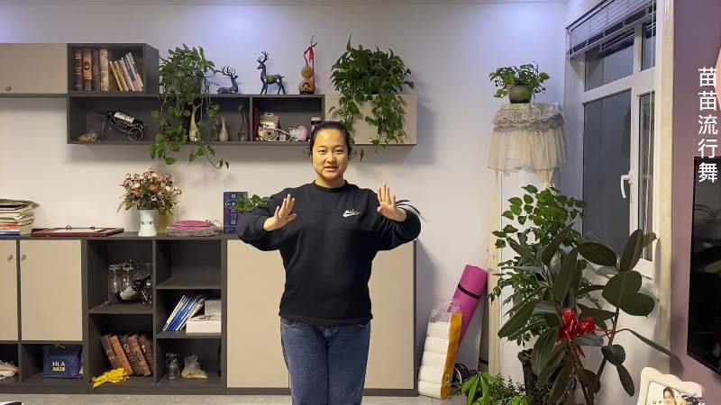 一段好看又简单的手势舞,女老师独自跳舞,谁看了都想学