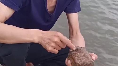 河边捡到这样的石头一定要注意,很有可能是玉石!