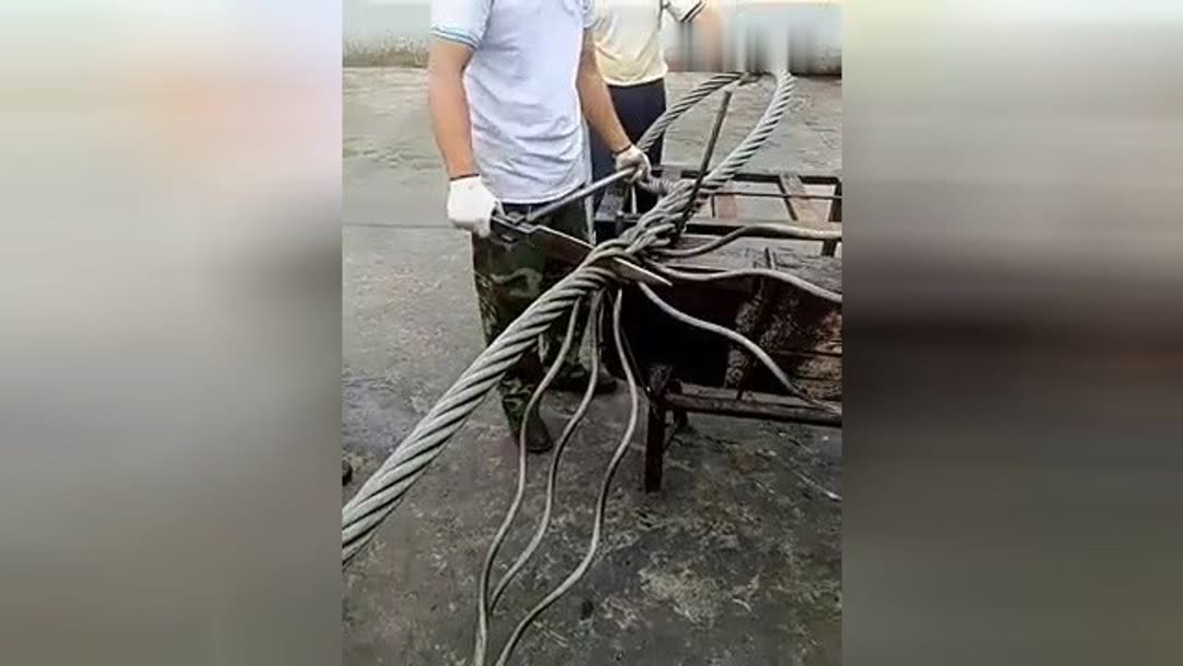 实拍:钢丝绳编扣过程,这么编还能开吗