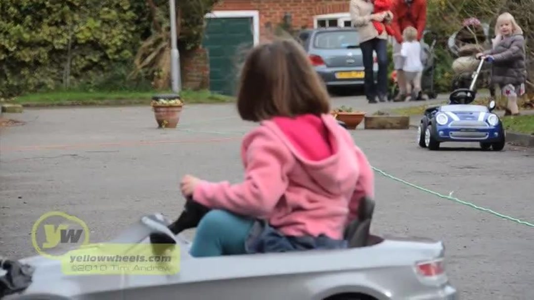 孩子的电动迷你宝马汽车——竞赛