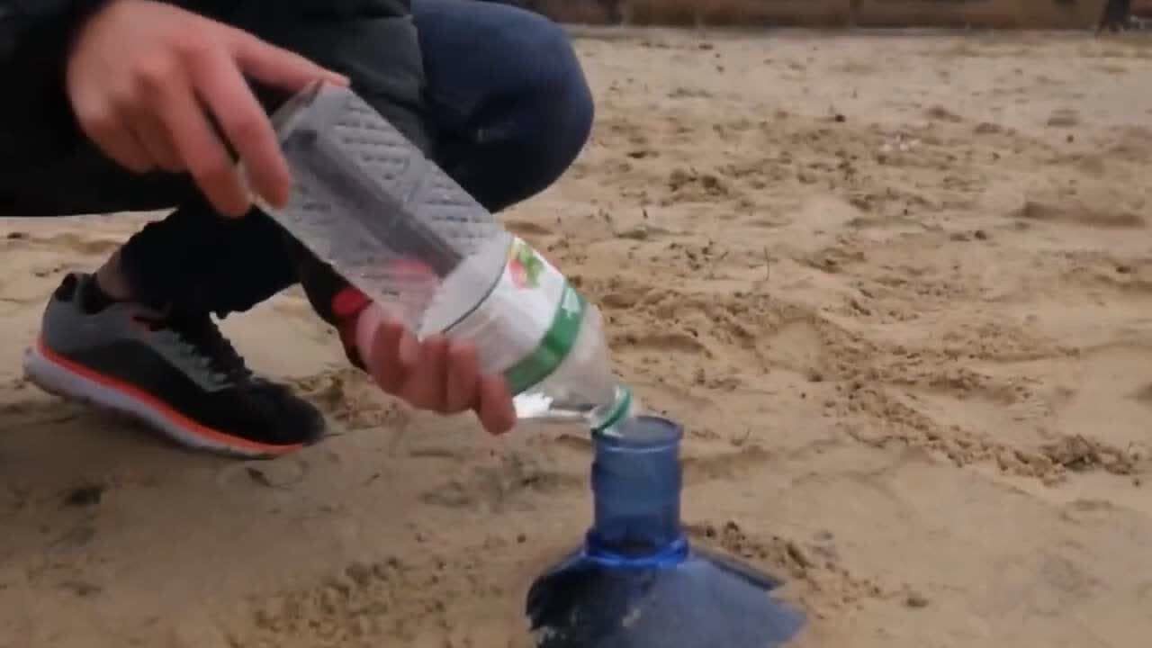 科学实验:沙子堆成火山,往管子倒入各种料,大阵仗!