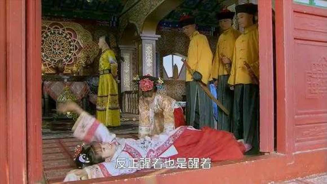 还珠格格:乾隆掐死含香,小燕子出手阻止,叫她滚出去还真滚出去