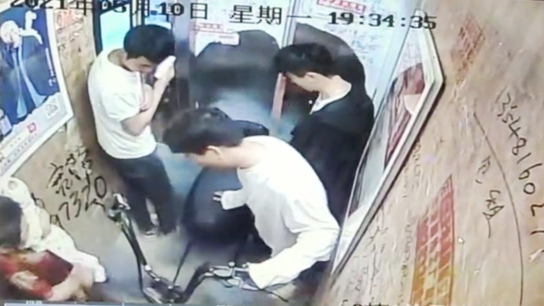 电瓶车突发起火爆炸,多人困在电梯里被烧伤,其中包括一名婴儿