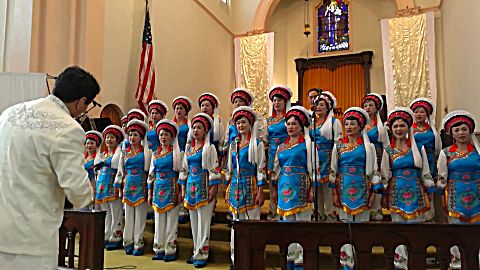 ...在美国演唱美国歌曲《故乡的亲人》(在美国洛杉矶华人社区教堂演出)