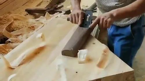 不知是刨子快还是手艺好,这样的速度,肯定是专业老师傅