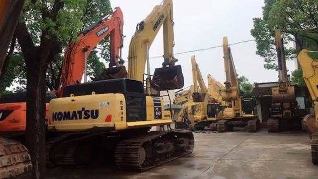 据说这种大型挖机价格可以达到200多W