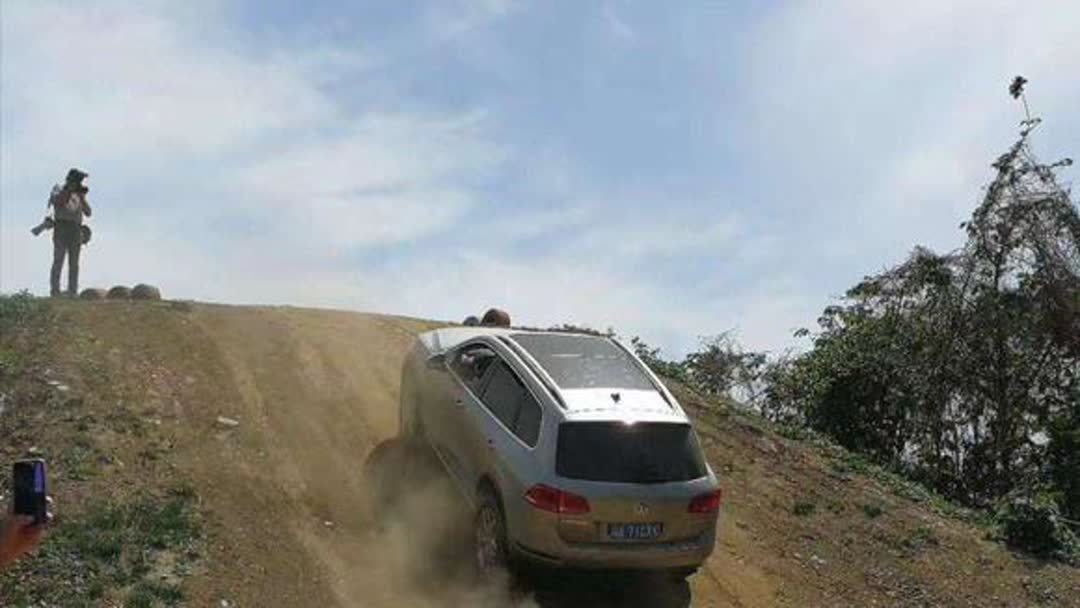 自动挡上坡,只踩油门是错误的,老司机提醒:这样上坡又快又稳!