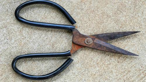 剪刀不管多钝都不要扔,学会这一招,剪刀快速变锋利,简单又实用