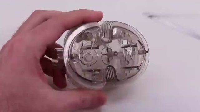 拼装宝马R90S摩托车发动机模型,开头给做成了定格动画,技术了得