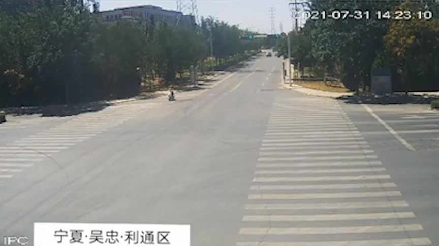同一路口10秒内发生两起交通事故,皆因闯红灯