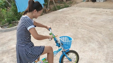 教老婆学骑单车,怎么教都不会,真不知道她C1驾照是怎么拿到的?