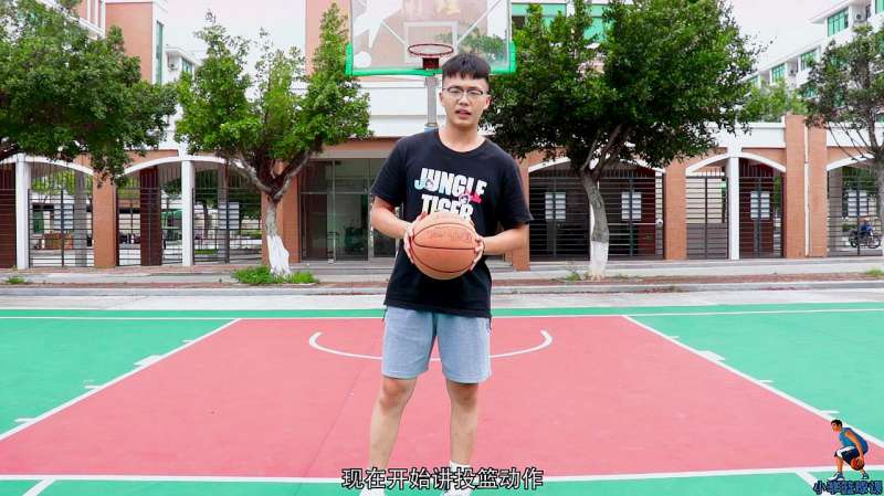 小李篮球课:正确的投篮姿势演示以及讲解