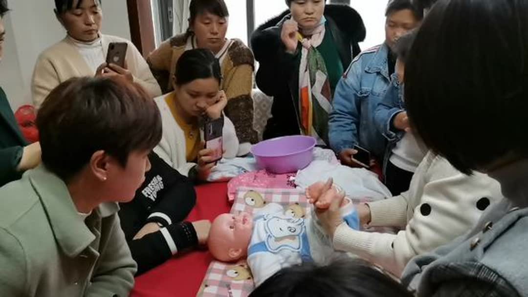 看看我们老师怎样教我们月嫂科学给新生儿换尿不湿