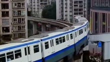 在城市中穿梭的单轨列车,这很重庆!