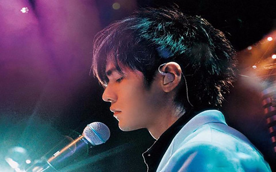 周杰伦2004无与伦比演唱会Live-简单爱(粉红色的外套简直太帅了,我也...