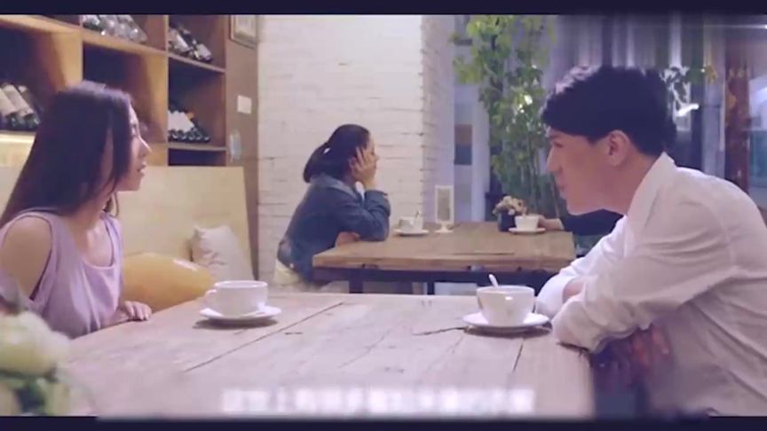 女孩听到敲门声,往猫眼一看,门外站着个和她长得一模一样的人