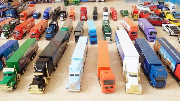 排着整齐队伍的迷你大卡车模型玩具