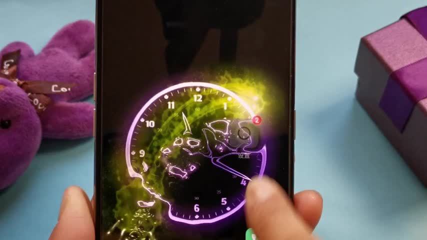 非常漂亮的水滴时钟壁纸,手指在桌面一划,有水波和磷光效果