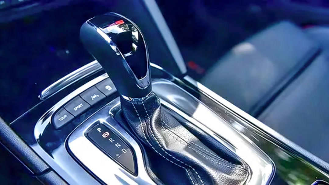 自动挡车启动打火时,挂P挡还是挂N档好?很多人其实做错了