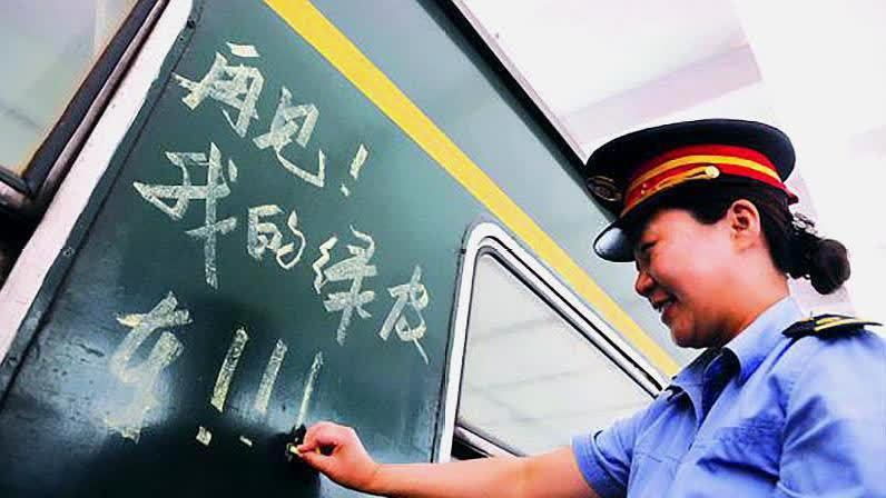 为何还有人喜欢坐绿皮火车?网友:高铁票价贵,老百姓不赶时间