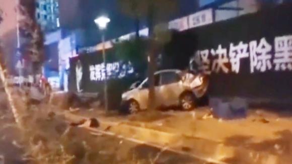 广西桂林:小汽车撞飞两电动车致3死2伤 现场一片狼藉