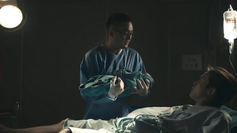 男子腹痛恶心去医院检查,结果发现自己怀孕十六周