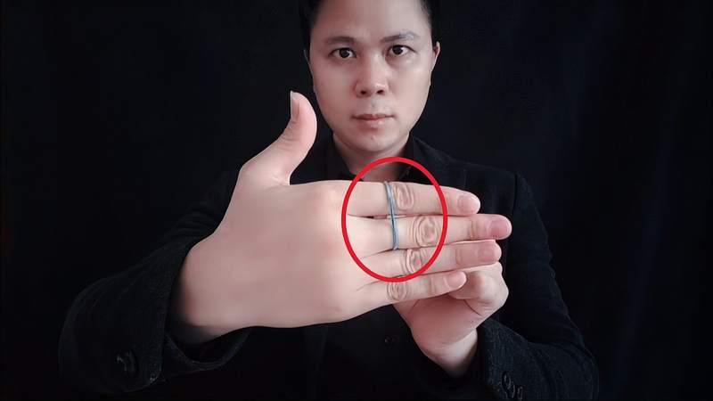 魔术教学:用一根橡皮筋表演穿手指,神奇又简单!