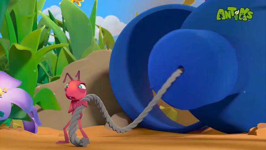 小蚂蚁回家的路被挡住 他俩这么小的身躯能解决吗