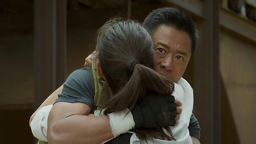 女主晕倒,冷锋极力抢救,差一点就放弃了