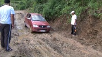 汽车遇见泥泞的道路,这样垫石头才能通过