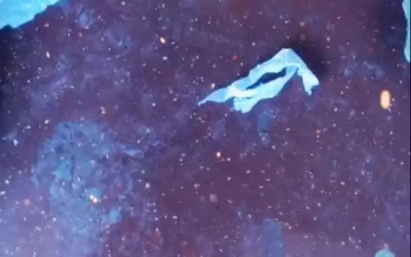 切割翡翠莫西沙原石视频,从拆包到切割的过程,切进去震惊了,男人见了...