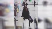 如何帅气的摸出公交卡。哈哈哈戏精!