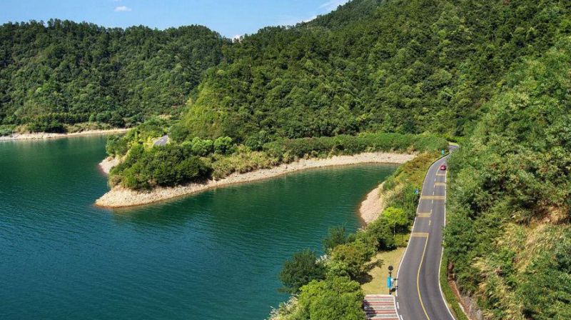 小轿车被货车撞击,掉进了10米深的千岛湖里