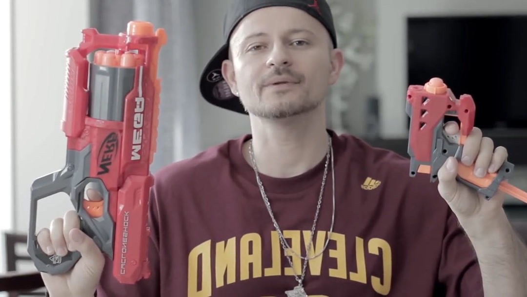 真人CS:新装备到货!一大一小谁更厉害?