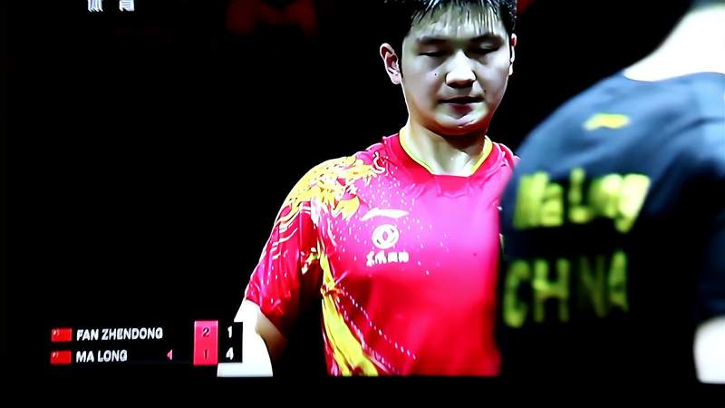 樊振东:接发球,台内反手拧拉,爆发力极强