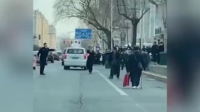 男子手持长刀当街砍伤路人,拒不配合抓捕民警开枪警示,现场曝光