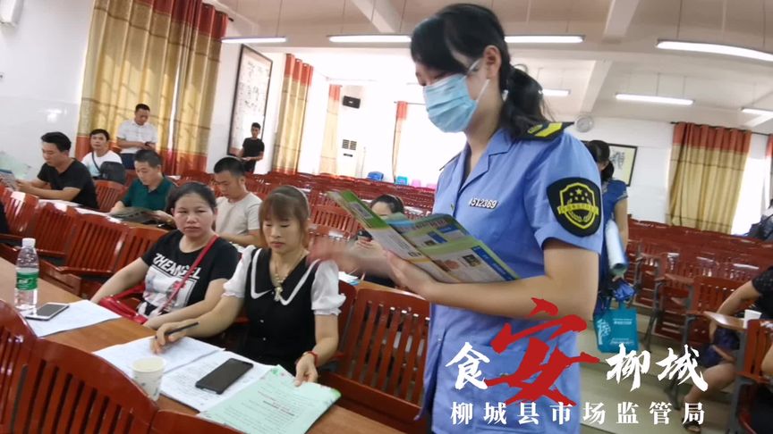 两个美女又在进校园为食品安全做宣传了。