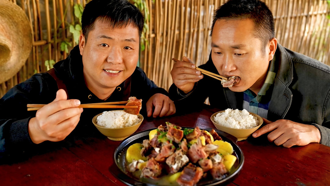 腊排骨跟土豆绝配,煮了两小时,香气四溢真够味,越吃越过瘾