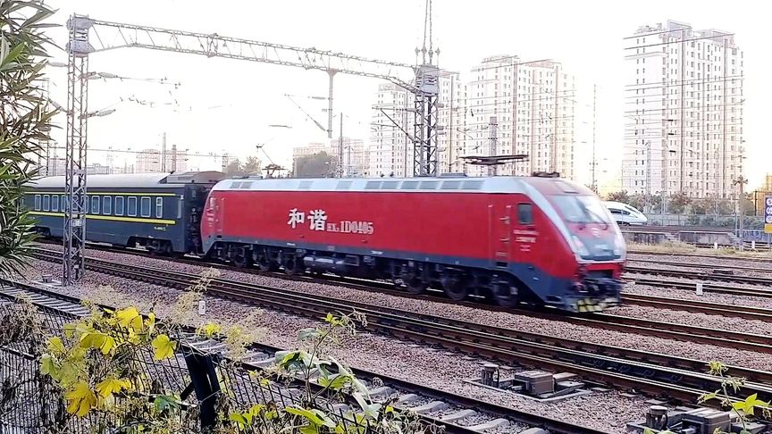 空车回送的25T型火车 长沙至上海南Z248次上行通过杭州艮山门