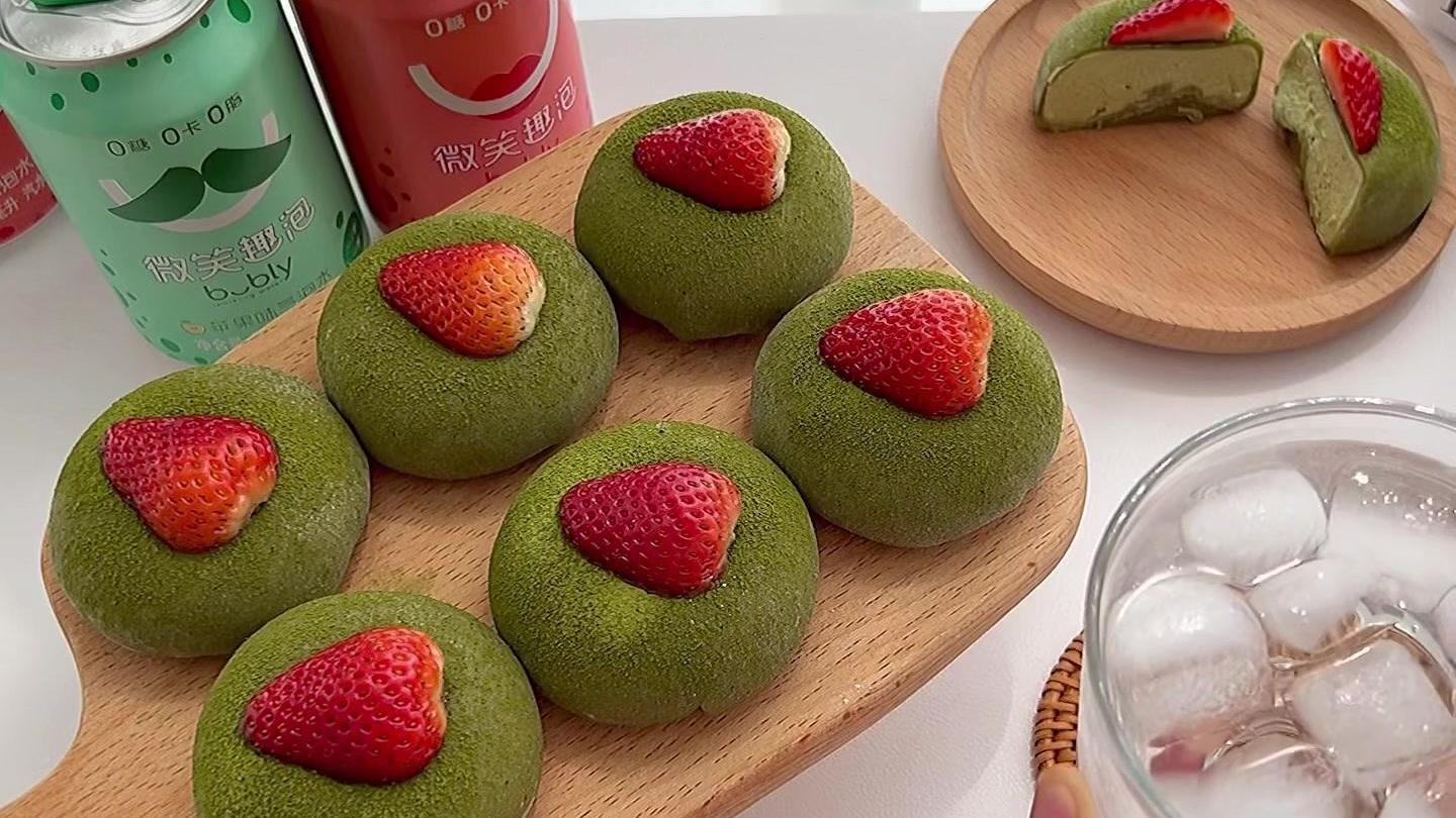 不用烤箱做法简单!新手也能一次成功的高颜值甜品抹茶草莓雪媚娘