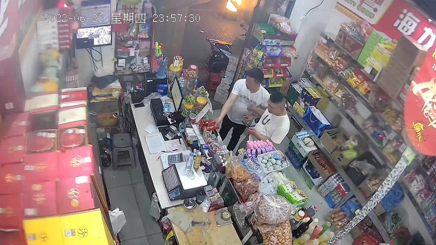 做人不诚信,拿饮料不付钱,失去了尊严!大家认认他,注意这种人