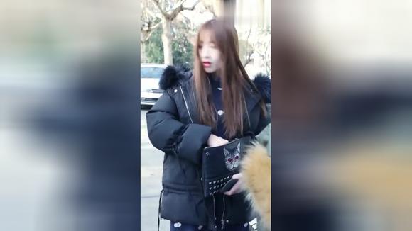 女学生骑电动车撞车了,差点上人贩子的当,结局是完美的!