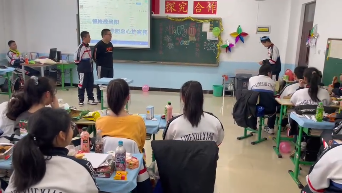 某学校元旦晚会焦点节目:穿山甲