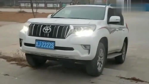 行车记录仪:老板新买的丰田霸道,非要开到家门口,这车牌也是亮了!